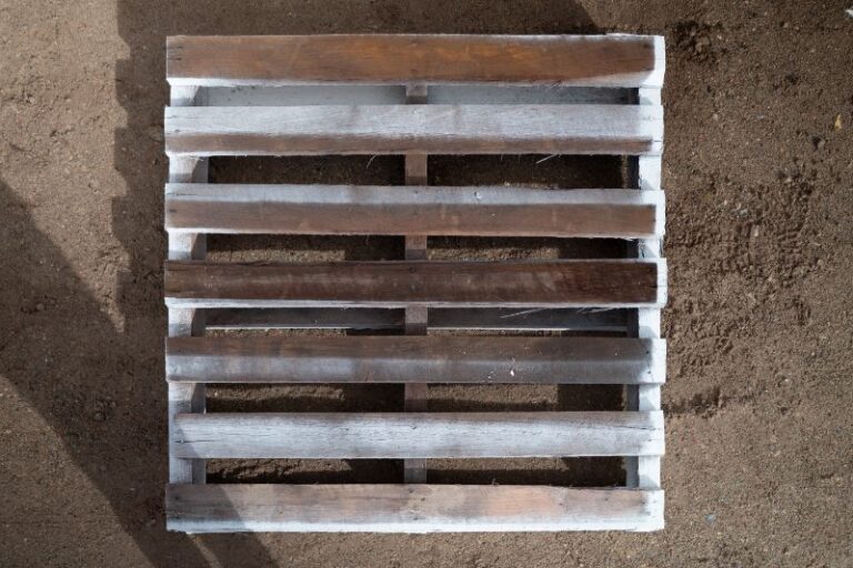 2-Tonne Capacity 1165mm x 1165mm x 160mm Standard Hardwood Pallet ...